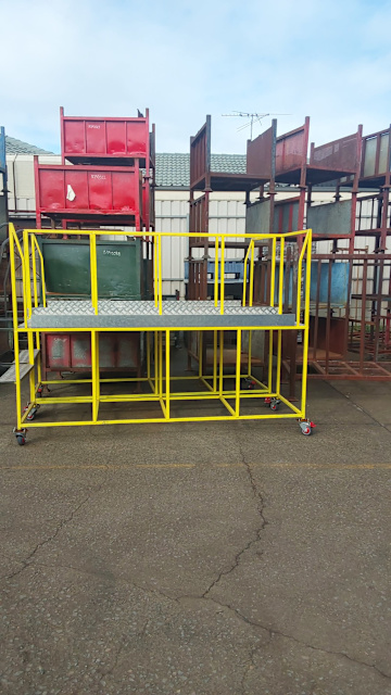 Mobile platforms with lockable castor wheels (Yellow) - Ladders ...