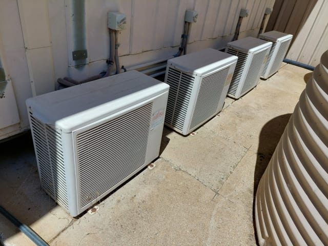 AIR CON FUJITSU X 4 SPLIT SYSTEMS X 4 AIR CONDITIONERS - Air ...