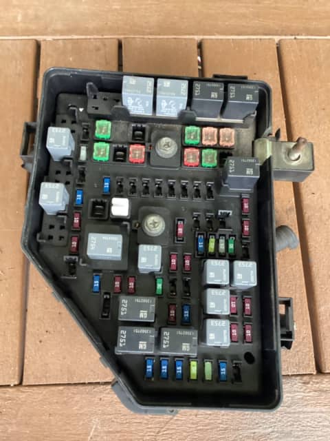 VE Holden Commodore Sedan Engine Bay Fuse Box | Other Parts ...