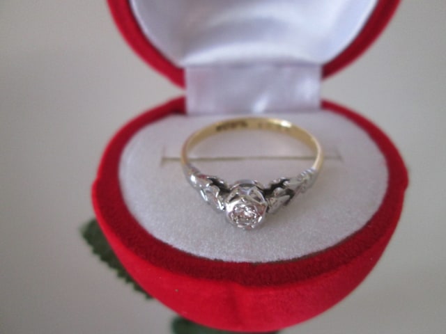 Vintage 18ct Yellow Gold And Platinum Diamond Solitaire Ring. SIZE N ...