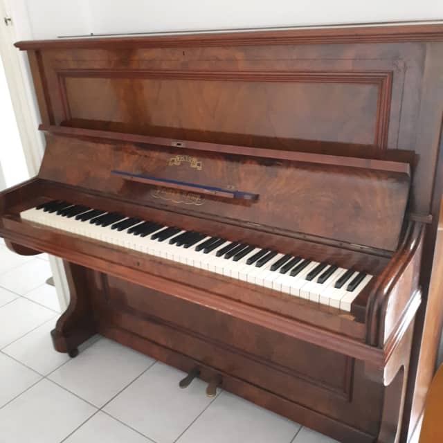Piano in good condition. Steel Frame include a stool - Keyboards ...