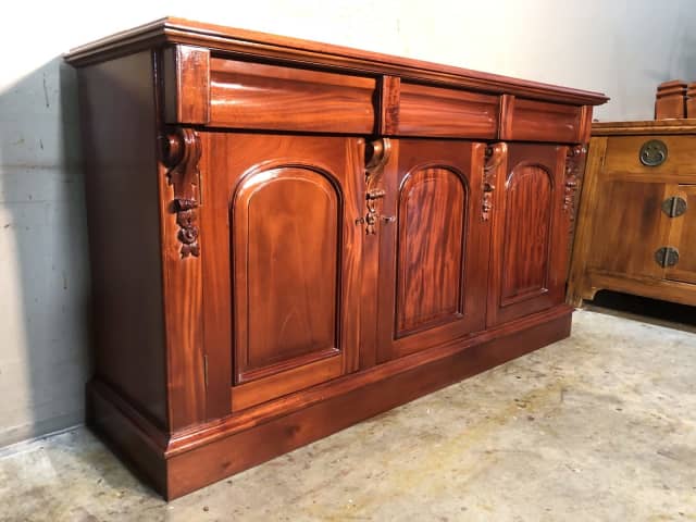 Excellent condition English style solid mahogany buffet with 3 drawer ...