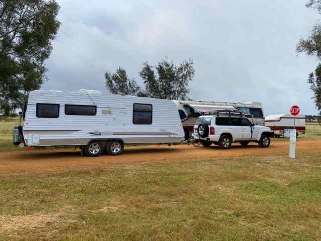 23ft. Internal 206 x 79 Paramount signature series elite caravan ...