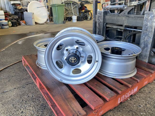 Toyota Landcruiser 100 Series 5 Stud Wheels and Hub Caps | Wheels ...