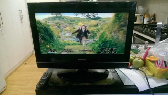BAUHN 23" LCD HDTV WITH BUILT IN HD TUNER DVD PLAYER MONITOR TELEVISI ...