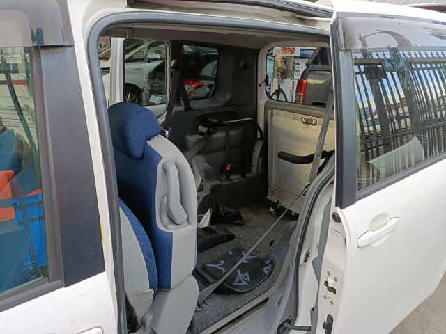 2005 Toyota Sienta factory designed rear ramp for wheelchair access ...