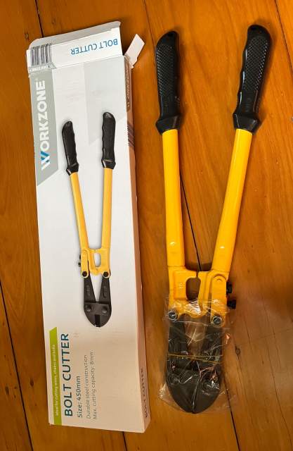 WORKZONE Heavy Duty Bolt Cutter with Rubber Handles - Hand Tools in ...