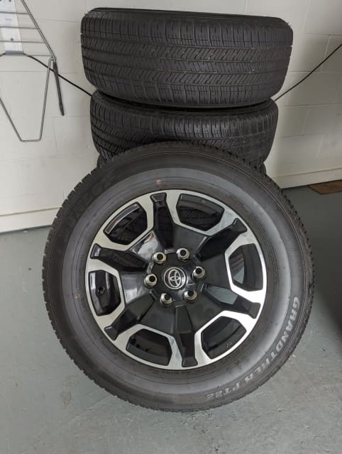 Hilux SR5 OEM wheels and Dunlop tyres x 5 (only 2,600km) | Wheels ...