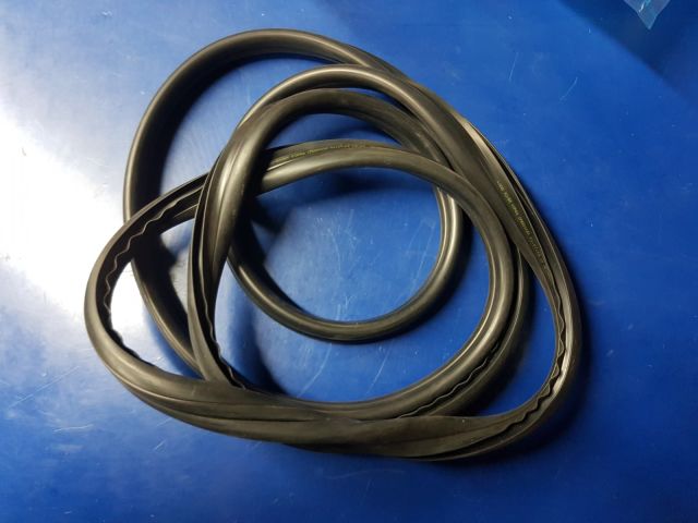 Genuine Land Rover Defender Windscreen Rubber- CPE500010 & MUC3733 ...
