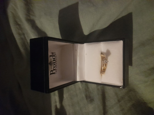 beautiful 9ct gold ring with diamond in excellent condition - Women's ...