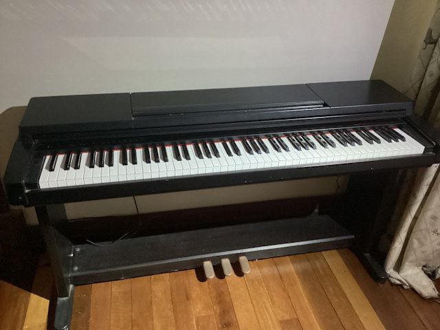 Yamaha Clavinova CLP 560 digital piano In good working order. Three ...