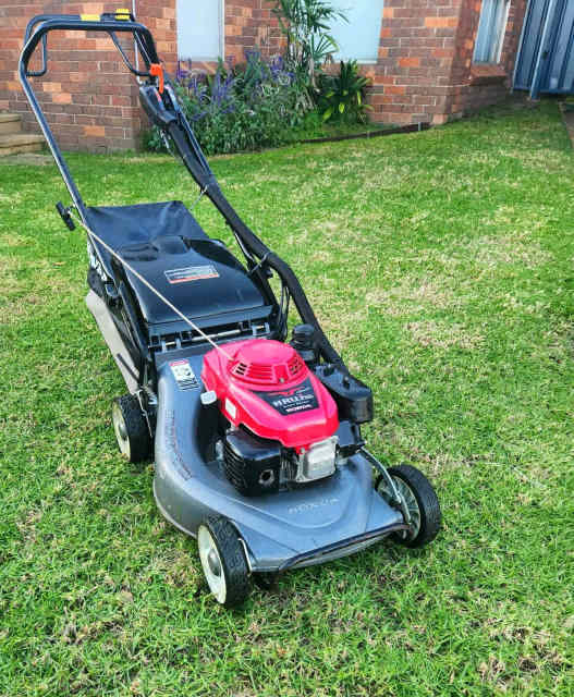 Honda Self Propelled Lawn Mower HRU216 - Lawn Mowers in NSW | Gumtree Australia