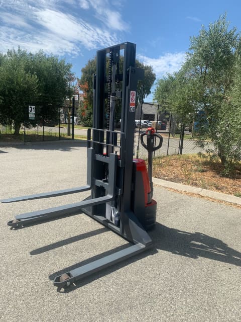 ELECTRIC STRADDLE STACKER 1000 KG CAPACITY LIFTING UP TO 3M | Power ...