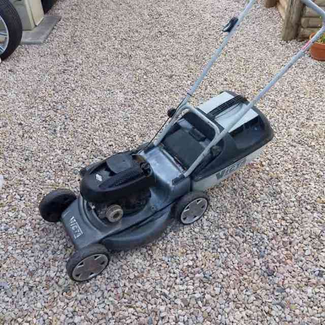 VICTA 4-Stroke Briggs-Stratton Mower with Catcher and Mulch Plug - Lawn ...