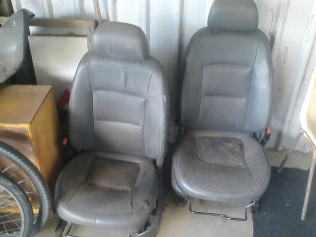 commodore VE WM bucket seats leather need some repair good air bag ...