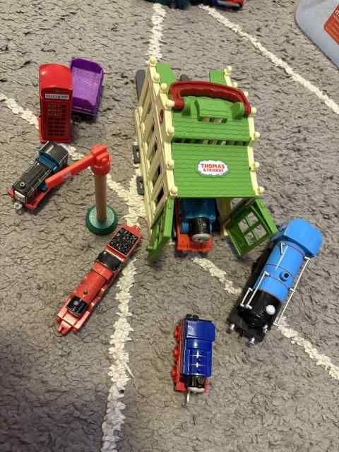 Plastic Thomas the Tank Engine tunnel/carriage with trains etc $2 set ...
