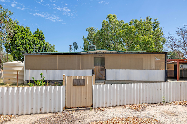 6 Clark Place, Eneabba, Western Australia 6518 - for Rent | Gumtree ...