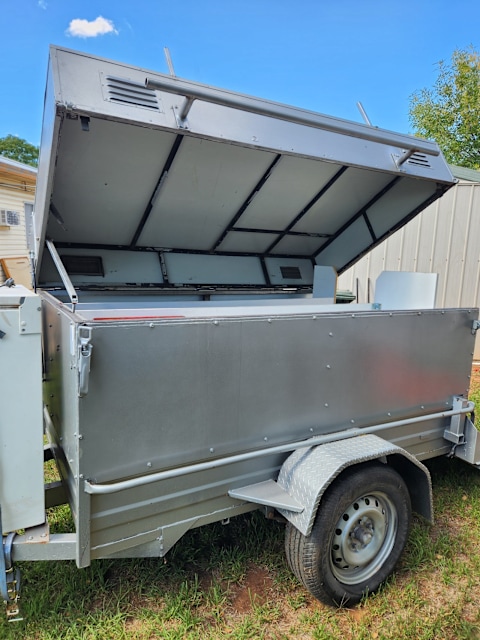 Trailer- ramp access, hinged lid with gas strut, water tight ...