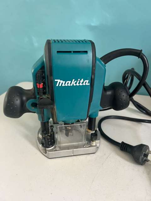 Makita RP0900 Corded Plunge Router 1000W - Power Tools in Coopers ...