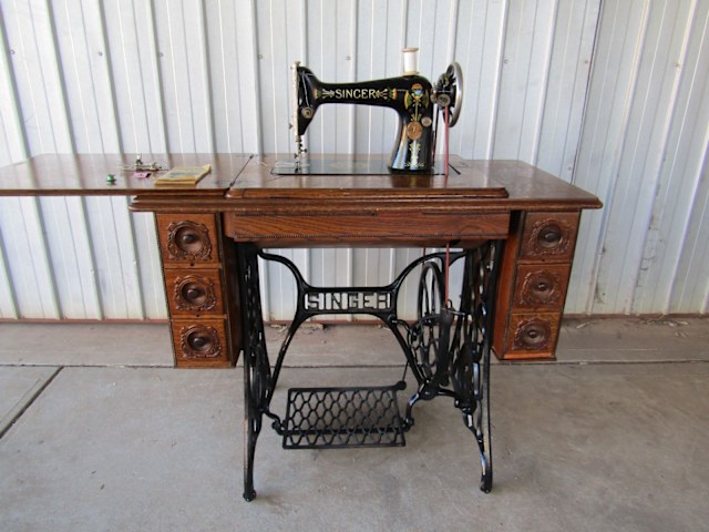 Singer 66 Treadle Sewing Machine Lotus Graphics 1917 USA Antique ...