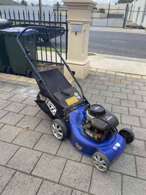 Victa vantage 4 stroke Briggs and Stratton lawnmower good condition ...
