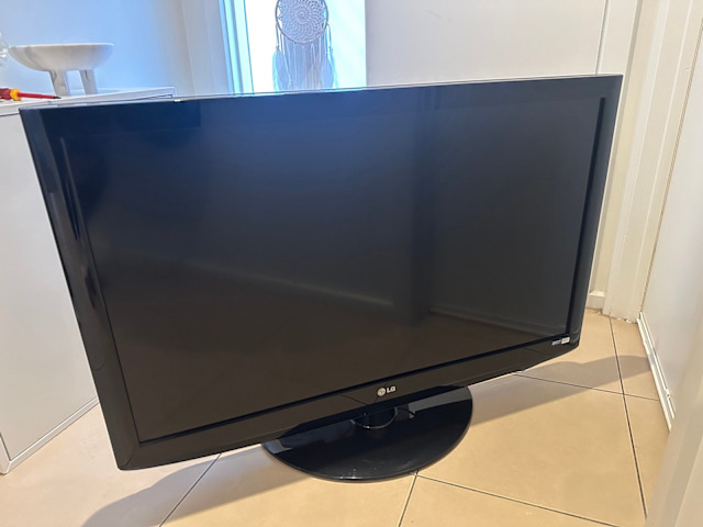 LG flat screen TV with remote - TVs in Point Cook VIC | Gumtree Australia