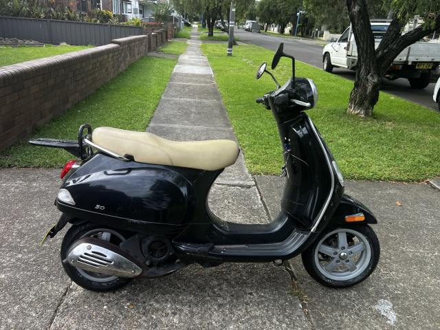 Vespa LX150 12 months rego new tyres battery $3500 OR MAKE AN OFFER ...