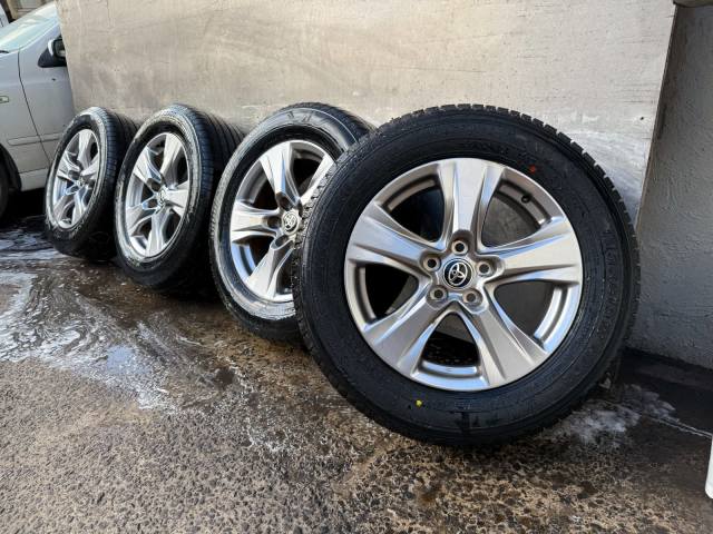 Toyota RAV4 17 Inch Alloy Wheels with Excellent Tyres *Delivery ...
