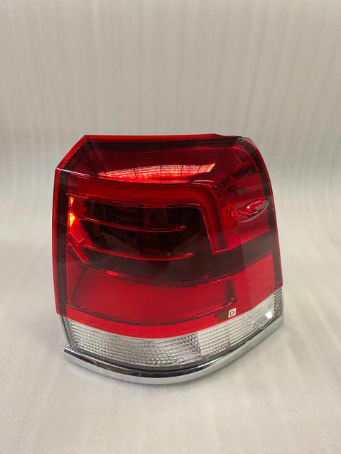 Toyota Landcruiser 200 8155160B70 LENS & BODY RR New with small chip ...