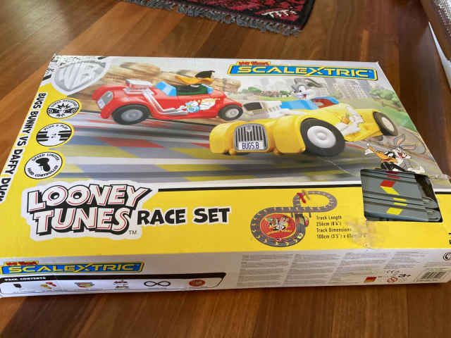 Scalextric Looney Tunes - Bugs Bunny vs Duffy Duck - Toys - Indoor in ...