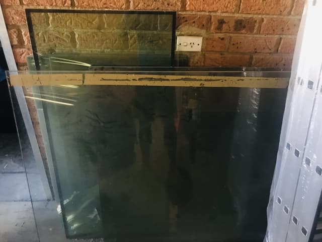 Selling thick glass windows for inside homes and outside homes aswell ...