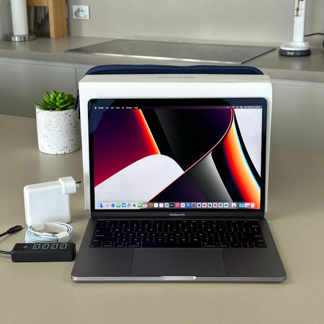 2020 MacBook Pro 13” TouchBar (256GB, 16GB RAM) w/ Box & MsOffice ...