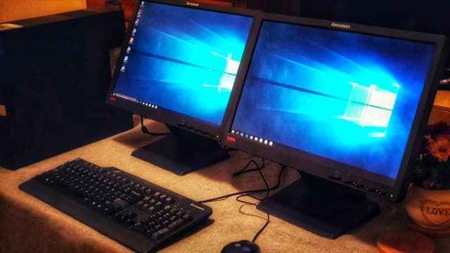 SUPER FAST COMPUTER WITH TWO SCREENS. WINDOWS 11 PRO AND MSOFFICE INCL ...