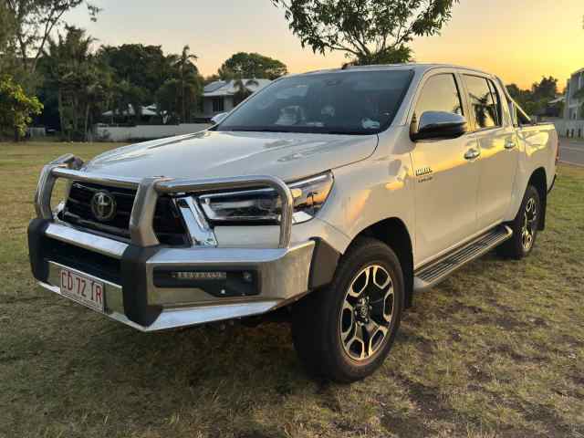2020 TOYOTA HILUX SR5 (4x4) 6 SP AUTOMATIC DOUBLE C/CHAS | Cars, Vans ...