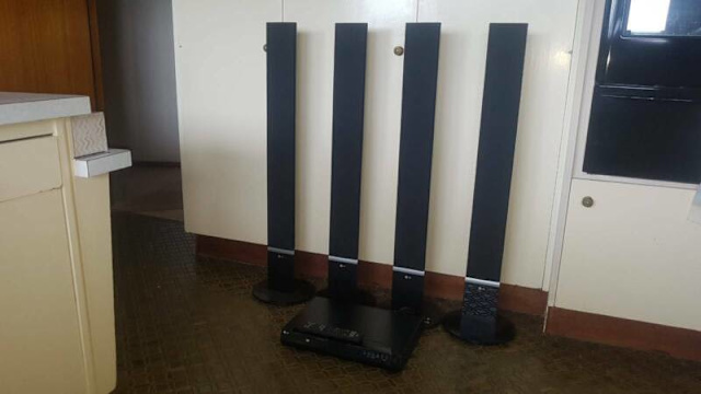 LG Home Theater 5.1 Speakers with DVD player ........Remote control ...