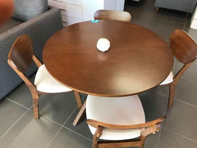 CLASSIC STURDY GORDON DINING SET - 5PIECE AWAITS NEW HOME! - Dining ...