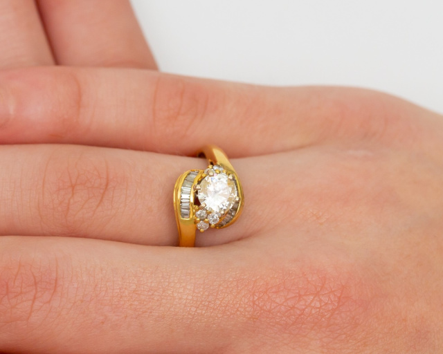 LOT 4 - DIAMOND SWOOSH RING 18CT - VAL $6,575 - Women's Jewellery in ...