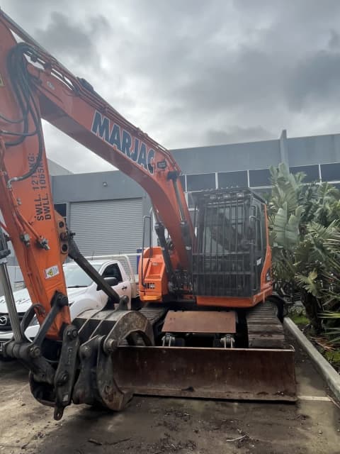 Doosan 15t DX140LCR Excavator with extras only 780hrs. - Building ...