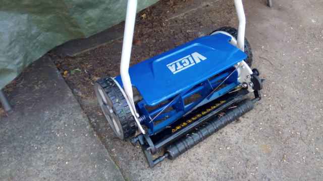 LAWN MOWER VICTA 16 INCH RAZOR CUT SELF PUSH CYLINDER LAWNMOWER - Lawn ...
