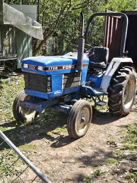 1993 Ford 1720 Tractor with near new 5ft slasher and carry all ...