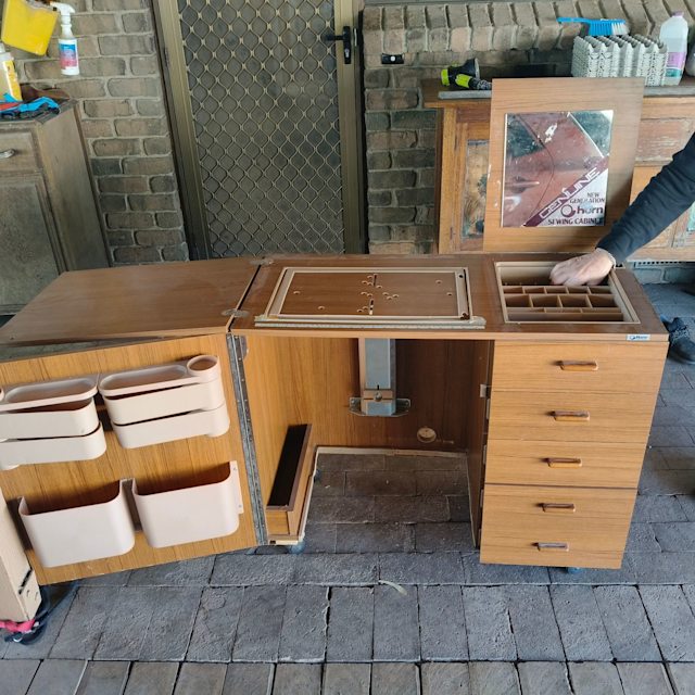 Sewing machine cabinet - Sewing Machines in Onkaparinga Hills SA ...