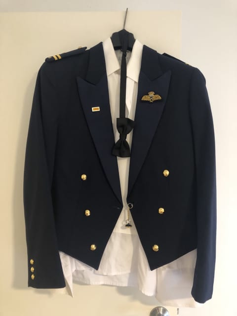 RAAF pilot (officers) mess kit - Flight lieutenant | Collectables ...
