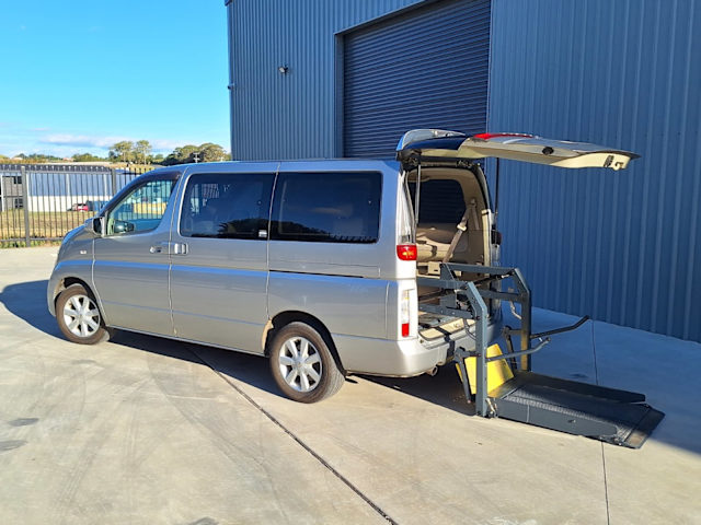 Nissan Elgrand Automatic Van/Minivan Wheelchair Lift Disability Car ...