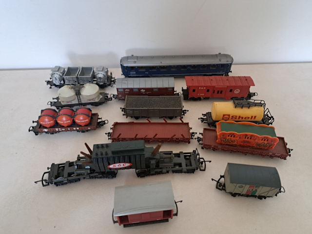 Model Train HO Scale Assorted Wagons x 12 and 1 coach - Collectables in ...