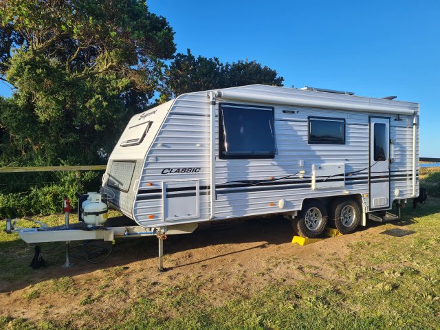 Supreme Classic 2018 21 Foot Semi Off Road Tandem Axle | Caravans ...