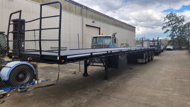 1979 freighter tri-axle with container pins 13.5m trailer. **just pain ...