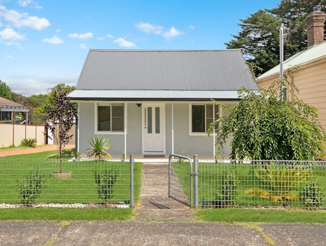 7 Throsby Street, Moss Vale, New South Wales 2577 - for Sale | Gumtree ...