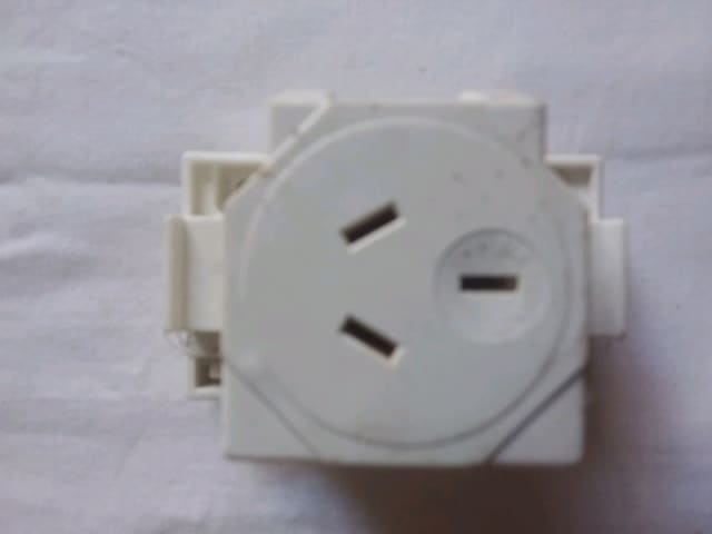 New 3 pin quick connect single surface socket 10A 240V . 8 avai $4ea | Miscellaneous Goods ...