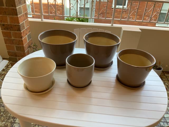 Ceramic pots - 4 coffee colour and 1 cream colour $45.00 for the lot ...