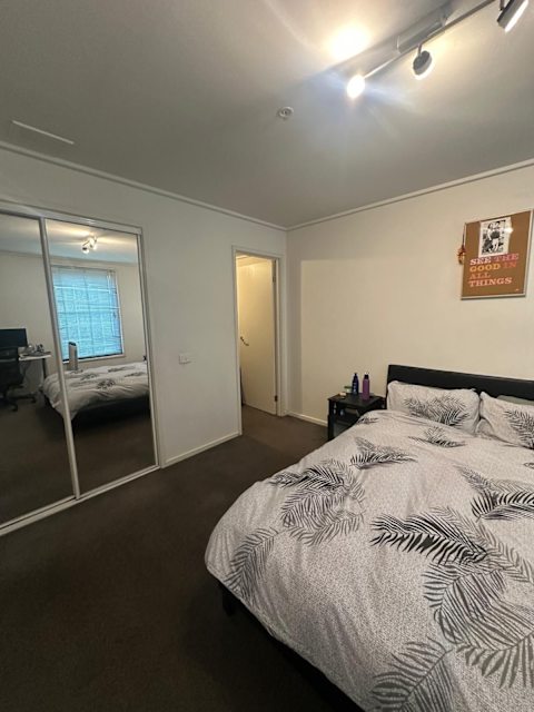 Room for rent with walk in wardrobe in 2 bed Apartment in Southbank ...